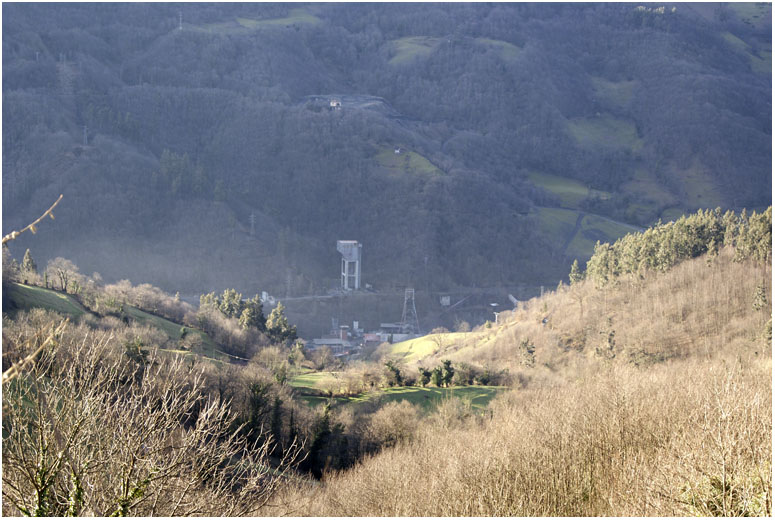 Archivo Historico Minero | Vista del Pozo Figaredo, en el Valle de ...