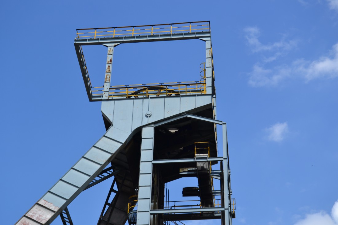Detalle del castillete. Pozo San Inocencio. Minas de Figaredo. Cortina ...