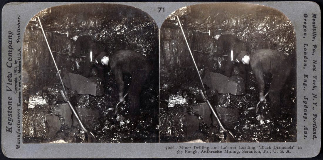 Fotografía estéreo de un minero picando y un guaje cargando "diamantes ...